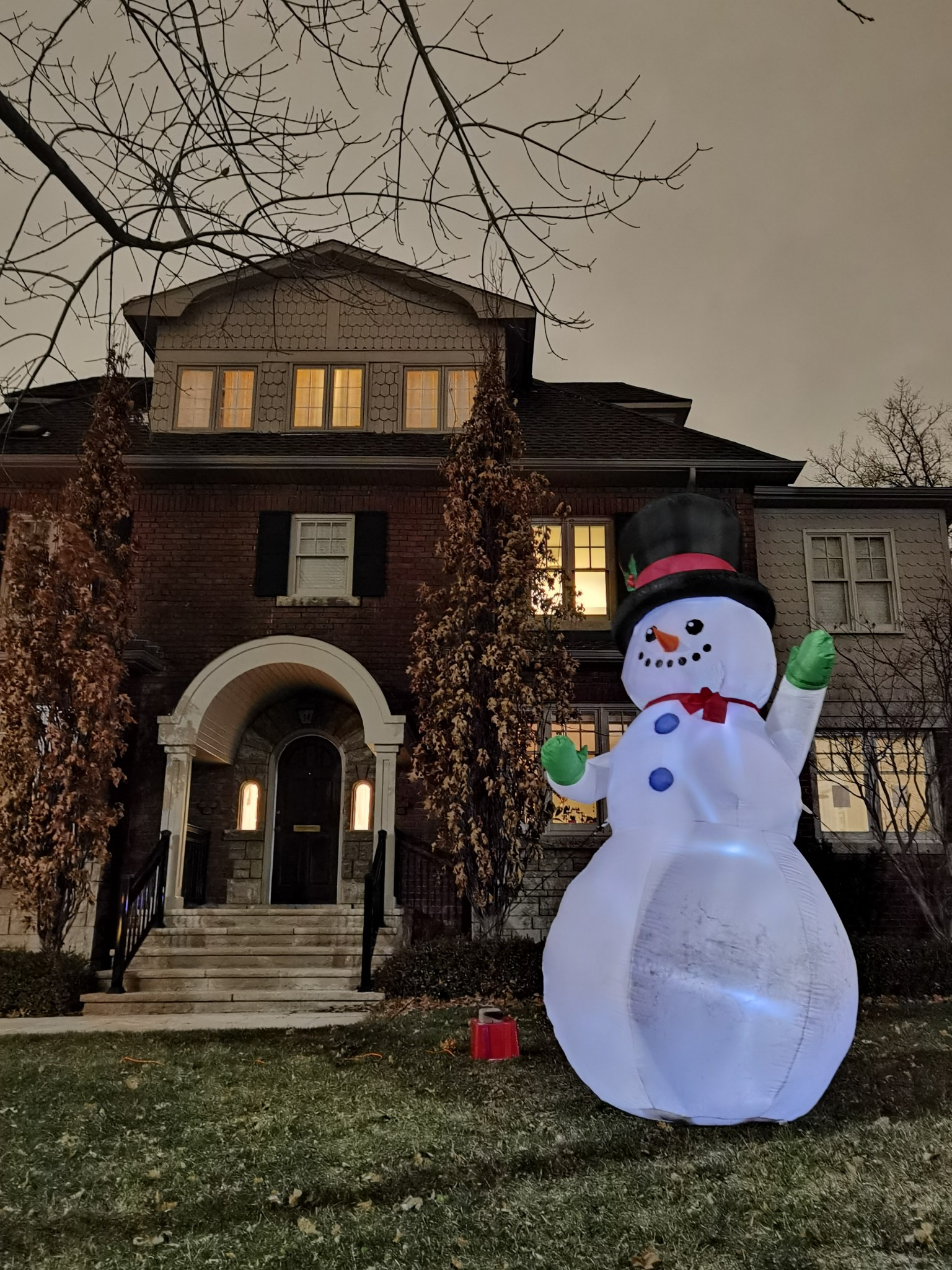 (By Night) Giant Inflatable Snowman Display - Douglas Drive, Toronto ...