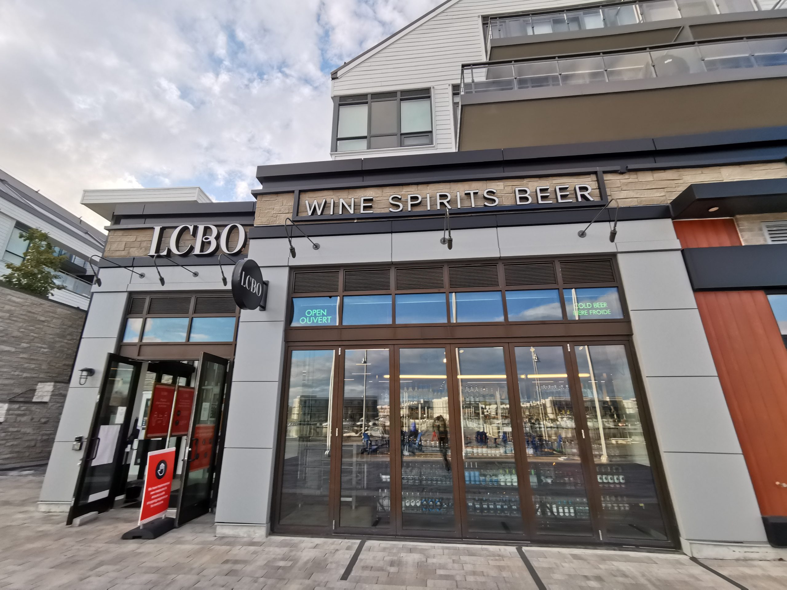 Retail Shops - Friday Harbour Resort - Innisfil, Ontario, Canada ...