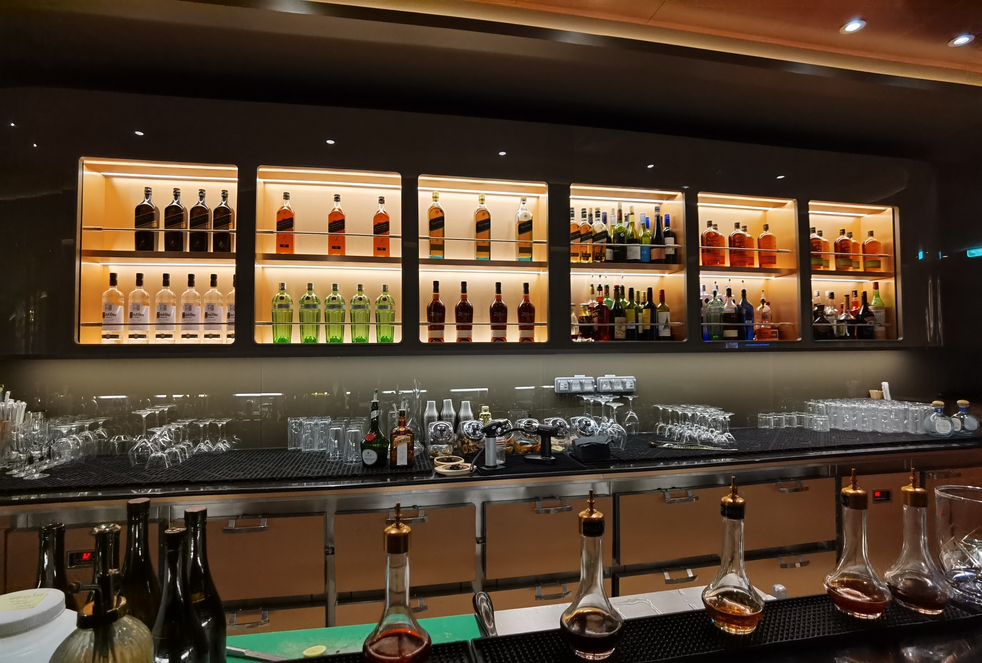 World Class Bar - Signature Cocktails [CELEBRITY BEYOND TRAVEL SERIES ...