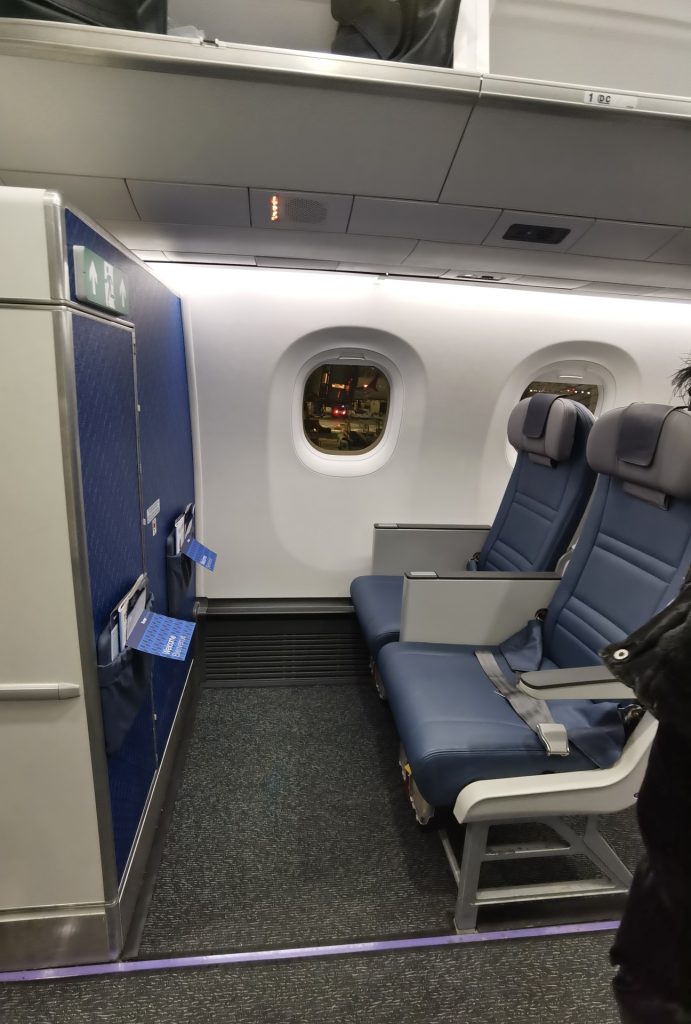 PorterReserve - What It's Like? Is It Worth It? - Porter Airlines Embraer E195-E2 - MoVernie on ...