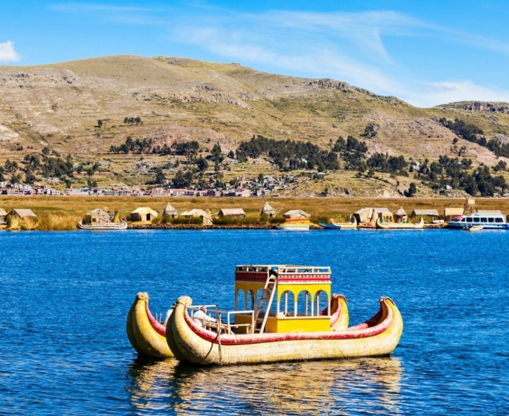 Lake Titicaca, Located at the Border of Peru and Bolivia [OKUSHU TOURS ...